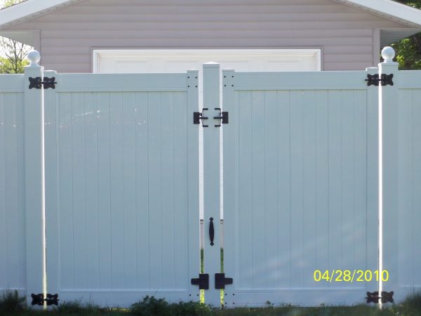 Double Vinyl Gate Gallery | Phillips Outdoor Services - Onalaska, WI