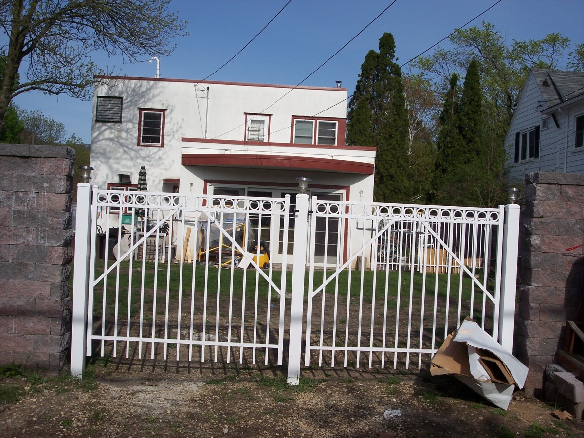 Double swing gates with removable center post | Phillips Outdoor Services