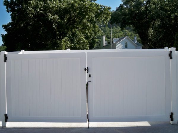 Double Vinyl Gate Gallery | Phillips Outdoor Services - Onalaska, WI
